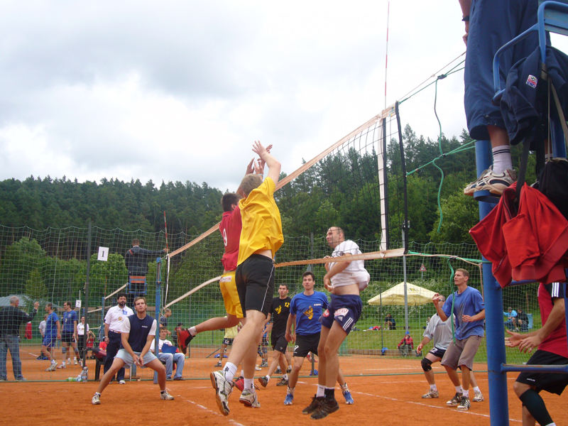 Vynikající volejbal na 1. turnaji M-ČR 2011 ve volejbale na antuce v Pecce