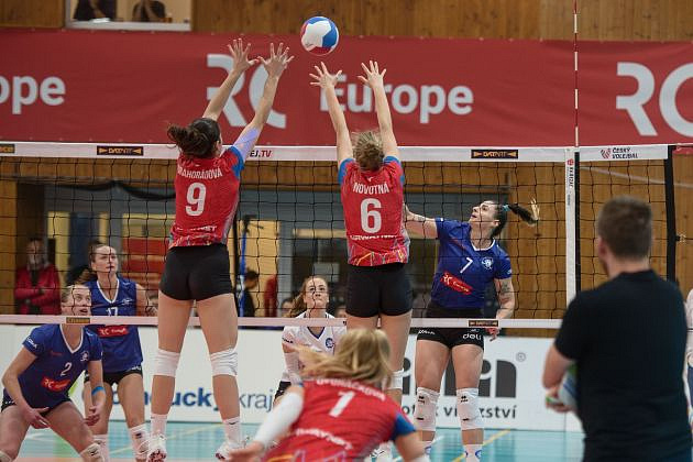 Hráčky NVC se radují z prvního vítězství v DATART extralize žen